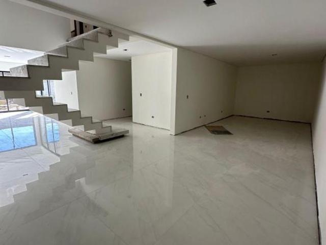 Residência de alto padrão com piscina no Boqueirão