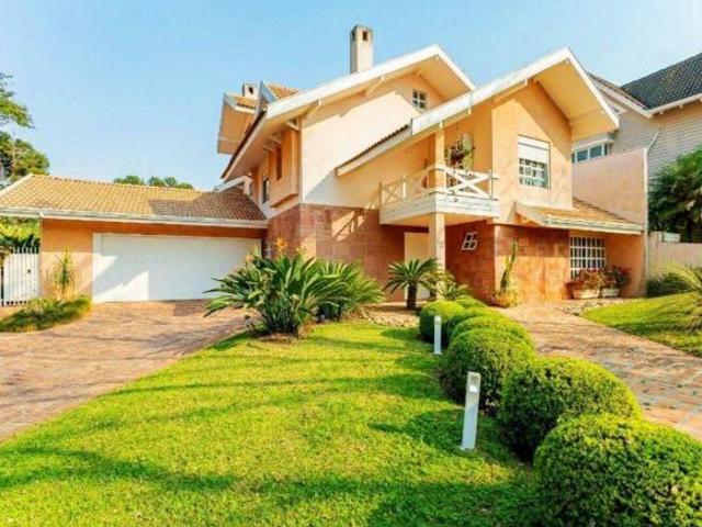 Residência de Alto Padrão com Piscina Aquecida e Amplo Jardim no Condomínio Grand Ville