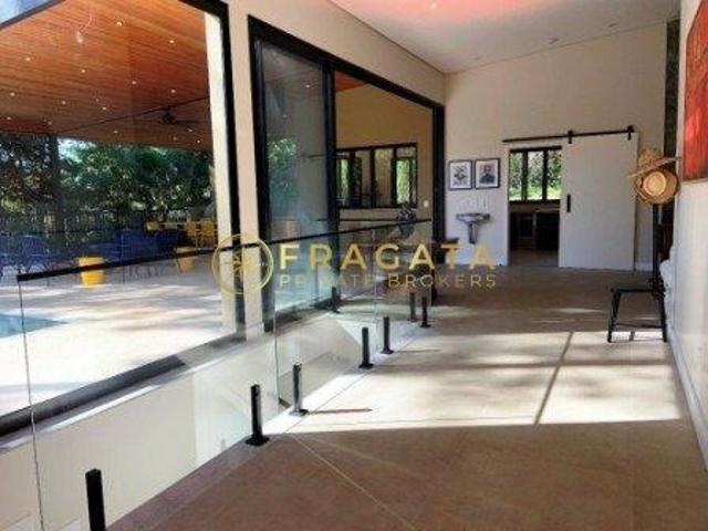 Residência de Alto Padrão com Piscina Suspensa, Área Gourmet Completa e Edícula com 3 Suítes Atibai
