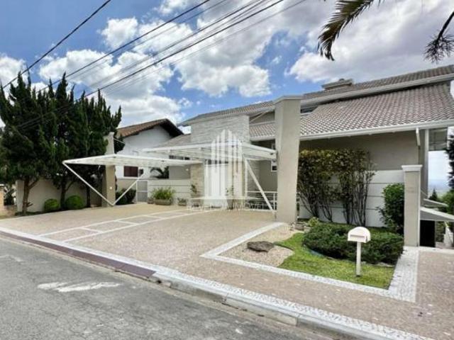Residência de Alto Padrão em Condomínio 4 Suítes, Vista Moderna e Piscina!