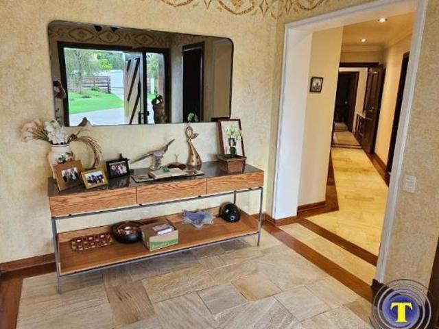 Residência de Alto Padrão em Gramado: Casa à Venda em Campinas SP, 4 Suítes, Natureza Exuberante!