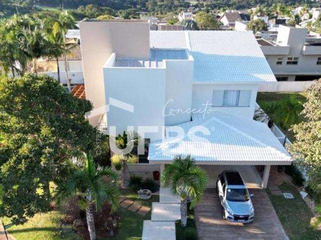 Residência de Alto Padrão em Lote de Esquina no Alphaville Ipês