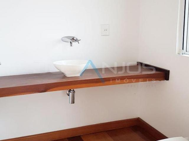 RESIDÊNCIA DE ESQUINA NO ALPHAVILLE GRACIOSA TERRENO 810M²