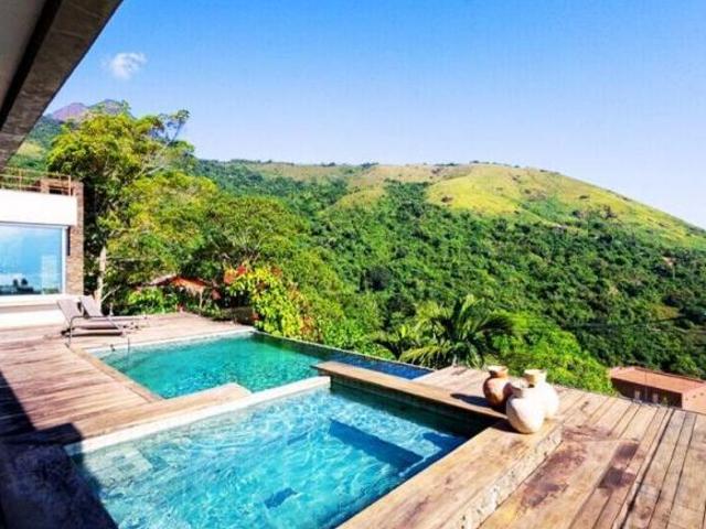 Residência de Luxo com Vista Panorâmica de 180º para o Canal de Ilhabela | Próxima ao Yacht Club
