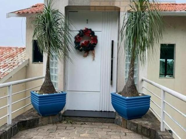 Residência de Luxo: Casa no Condomínio Iolanda com 5 Suítes, 3 Salas e 8 Vagas de Garagem Cobertas e