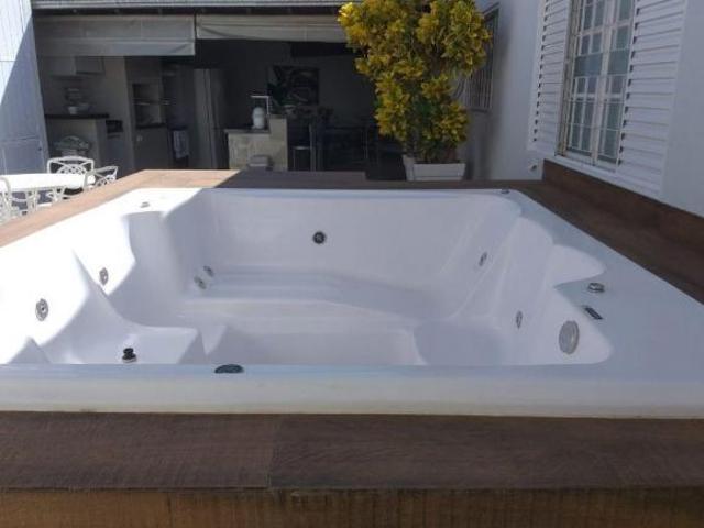 Residencia de Luxo a venda: 3 Suites, Aquecedor Solar e SPA Inclusos