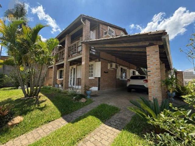 Residência de Luxo no Cantegril com 4 Dormitórios, 2 Suítes, Piscina e Espaço Go