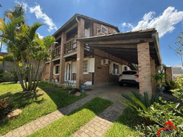 Residência de Luxo no Cantegril com 4 Dormitórios, 2 Suítes, Piscina e Espaço Go
