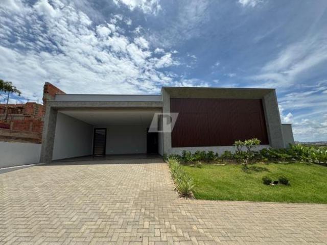 Residência de Luxo no Parque Residencial Damha II: Casa em Condomínio com 4 suítes e 212m² em Piraci