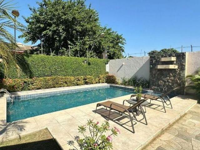Residencia de Luxo: Sobrado de 4 Quartos com Suites, Hidromassagem e Sauna