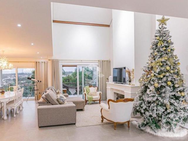 Residência Exclusiva com 3 Suítes e Vista Privilegiada