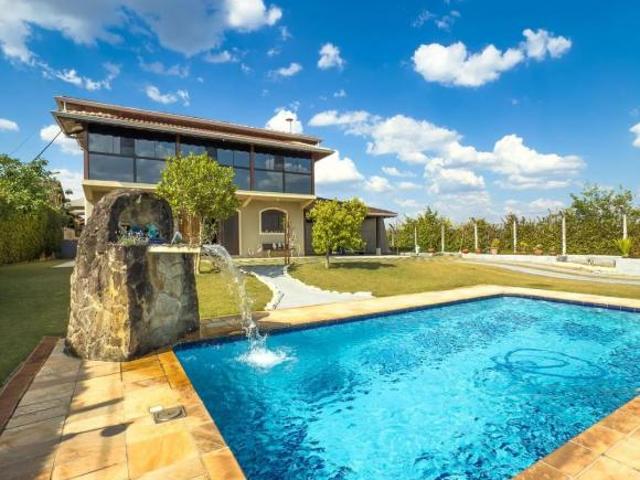 Residência Exclusiva de Alto Padrão com 355 m² em Bairro Tranquilo