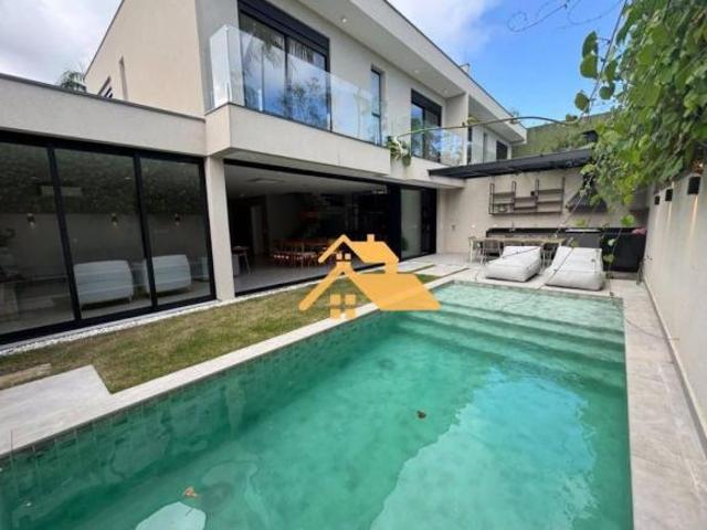 Residência Exclusiva de Alto Padrão em Condomínio com Apenas 7 Casas em Juquehy – 4 Suítes, Piscina