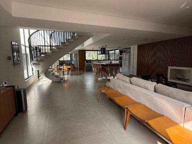 Residência Exclusiva na Rua Petrópolis – 5 Suítes, Lazer Completo e Sofisticação