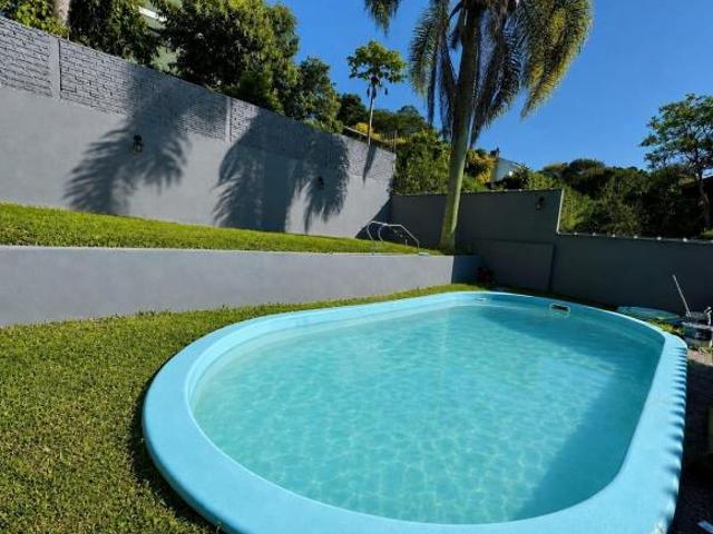 Residência em Condomínio Cantegril – 3 Dormitórios, Suíte, Piscina e Espaço Gour