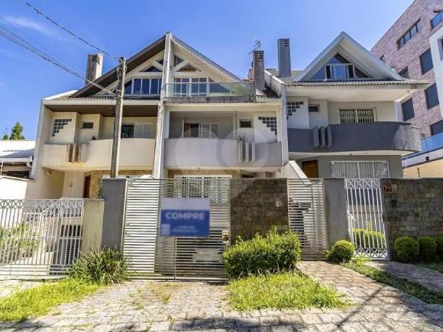 Residência em condomínio à venda no Cabral com 254m² bem distribuídos