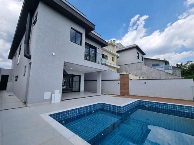 Residência em condomínio fechado de 3 suítes com closet e piscina no New Ville