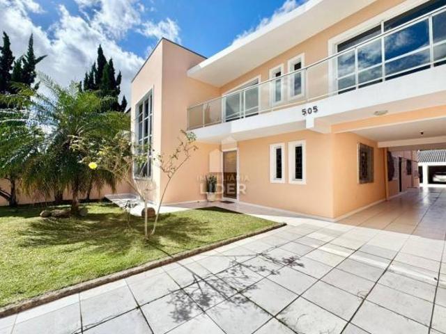 Residência em dois pavimentos no Tingui
