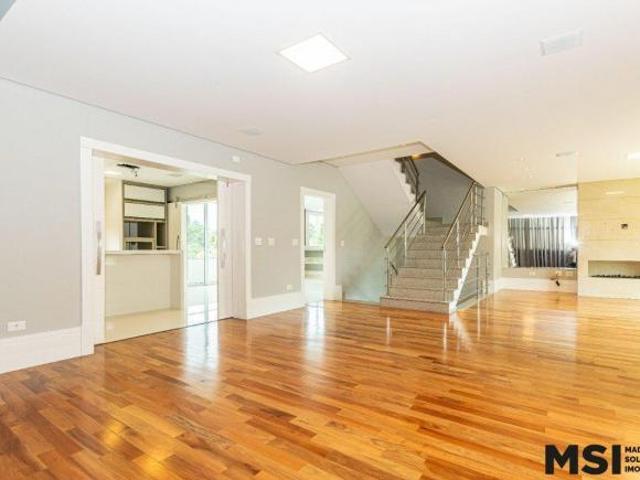 Residência em Estilo Americano Clássico com 492,92 m² e 5 Dormitórios