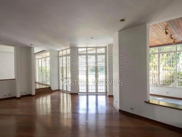 Residência em rua fechada ao lado dos melhores colégios de São Paulo!