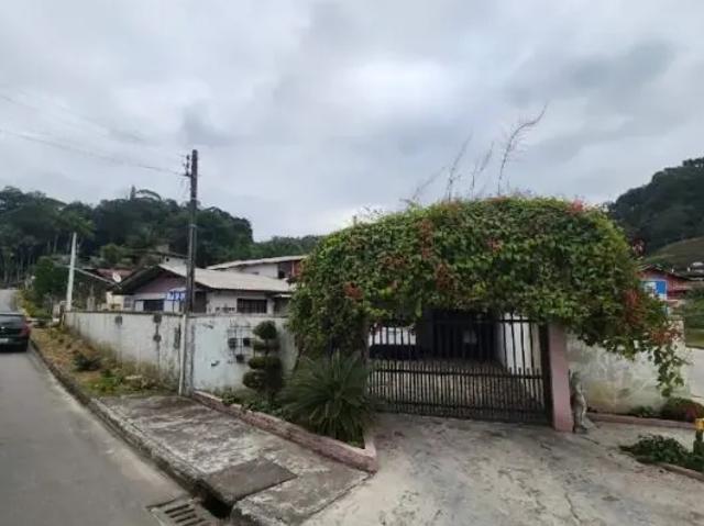 Residência Espaçosa com Área de Festas e Galpão Multifuncional
