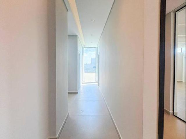 Residência suspensa. Vista definitiva. Arquitetura que antecipa o futuro