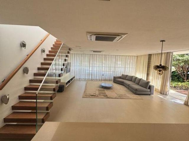 Residência sofisticada e exclusiva localizada na renomada Fazenda Boa Vista