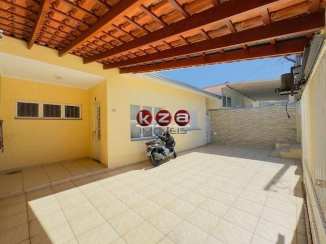 Residência térrea a venda no Jardim Santo Antônio em Valinhos SP: 3 quartos, 1 suíte, 2 salas, amplo