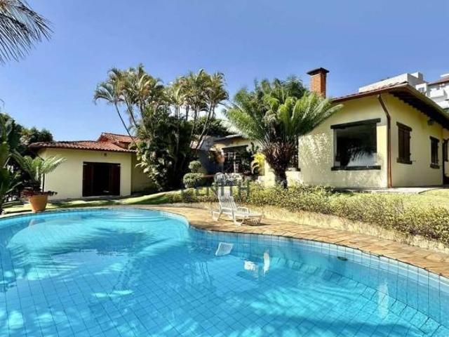Residência Térrea com 1880m2 AT e 5 Dormitórios, Piscina Granja Viana