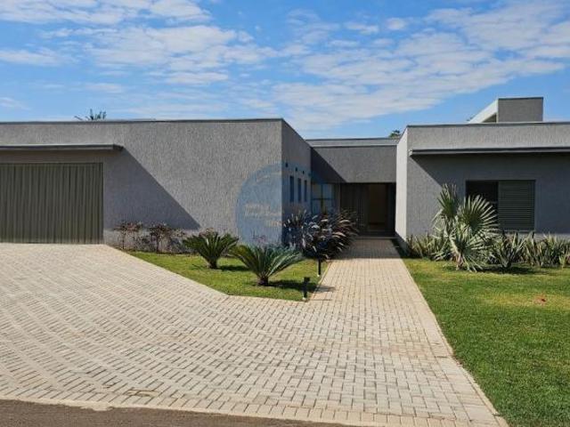 Residência térrea de luxo em condomínio exclusivo, 4 suítes, piscina com borda infinita e garagem pa