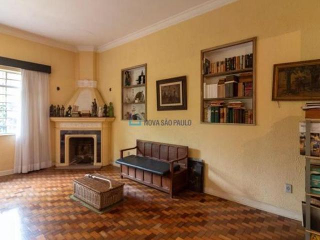 Residência Térrea em Terreno de 1.500m² com Localização Estratégica