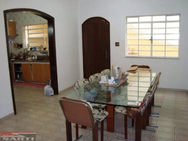 Residência térrea! Frente com metragem de 10,50, com 4 dormitórios sendo 1 suíte