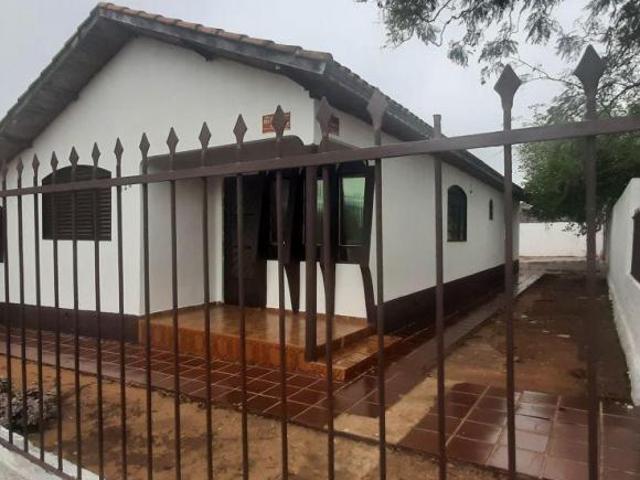 Residencia terreno inteiro com casa da frente 01 suite, 02 quartos, sala, bwc social, cozinha, área