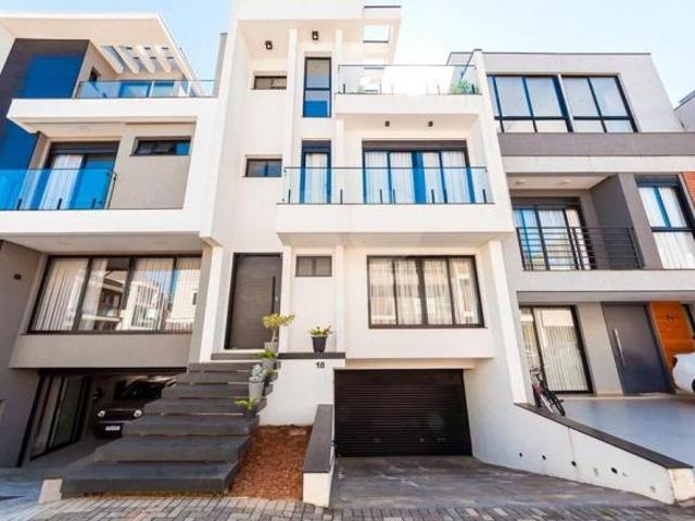 RESIDÊNCIA 214 m² • 2 SUÍTES • CONDOMÍNIO PINHEIRINHO