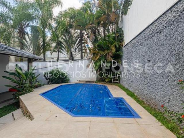 Residencial 2 imóvel com 609m² de terreno e 4suítes em Alphaville
