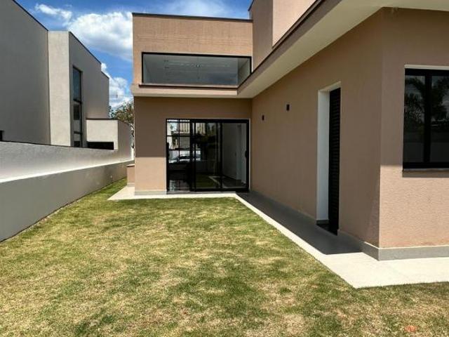 Residencial Una Casa Térrea Elegante com Integração e Quintal Generoso