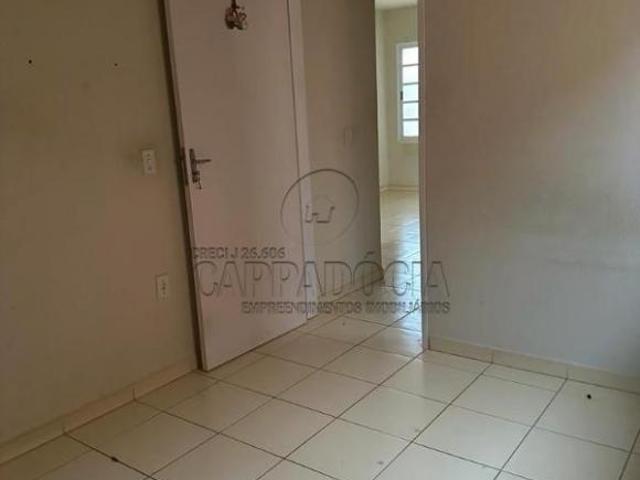 Casa para Locação ? Parque Residencial Dignidade, Quintal Grande e Portão Basculante