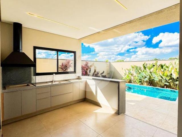 Residencial Royal Garden Casa com 440m2 de terreno, 3 suítes, escritório, piscina e muito mais!
