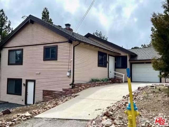 Residential Lease, Contemporary Big Bear City, CA 1045 Whis.