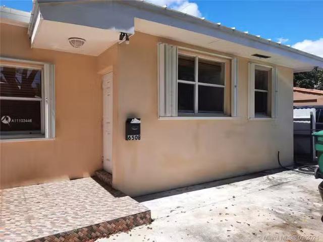 Residential Rental, Duplex/Tri/Quad off Season Miami, FL 65.