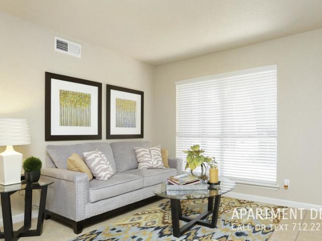 Resort style swimming pool pet friendly apartments in Gulfton