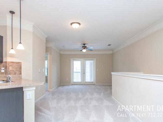 Resort style swimming pool pet friendly apartments in Spring