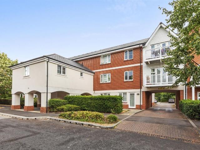 Retail Park, High Wycombe HP11, 2 bed flat to rent, £1,500 pcm | PrimeLocation