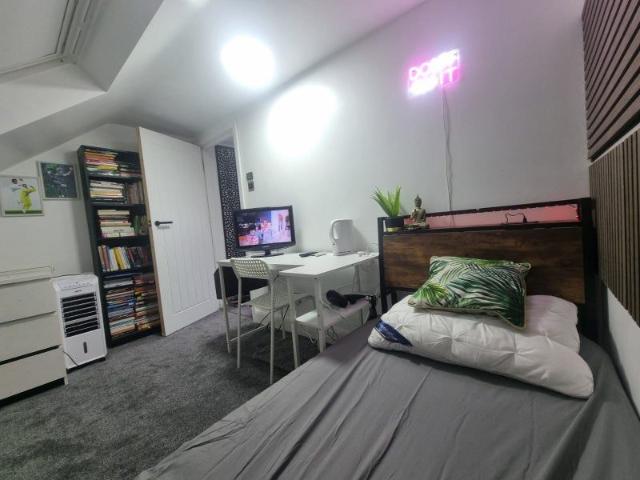 Retford Close, Romford RM3, Room to rent, £950 pcm | PrimeLocation