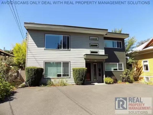 Retro Duplex in the Heart of Hawthorne/Sunnyside 3045 Se Main.
