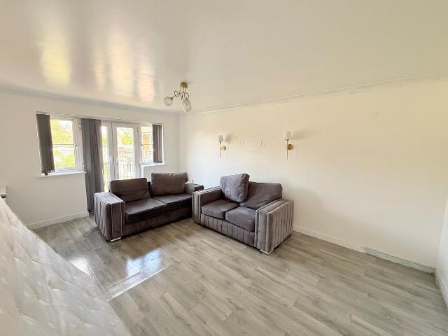Review Road, Dagenham RM10, 2 bed flat to rent, £1,650 pcm | PrimeLocation
