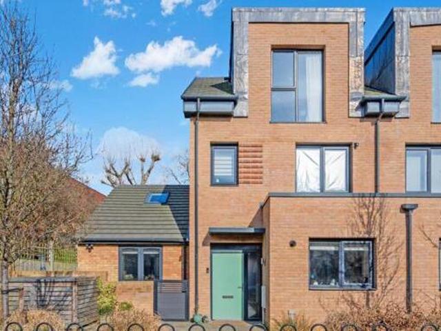 Reynard Way, Brentford, 4 Bedroom Semi detached