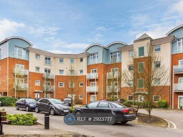 Reynolds Avenue, Redhill RH1, 2 bed flat to rent, £1,975 pcm | PrimeLocation