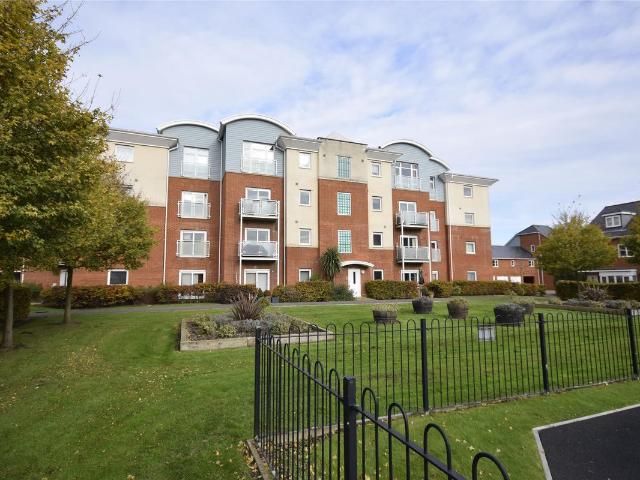 Reynolds Avenue, Redhill, Surrey RH1, 2 bed flat to rent, £1,600 pcm | PrimeLocation