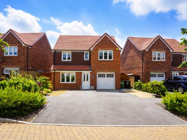 Reynolds Drive, Alton GU34 4 bed detached house to rent £2,750 pcm £635 pw